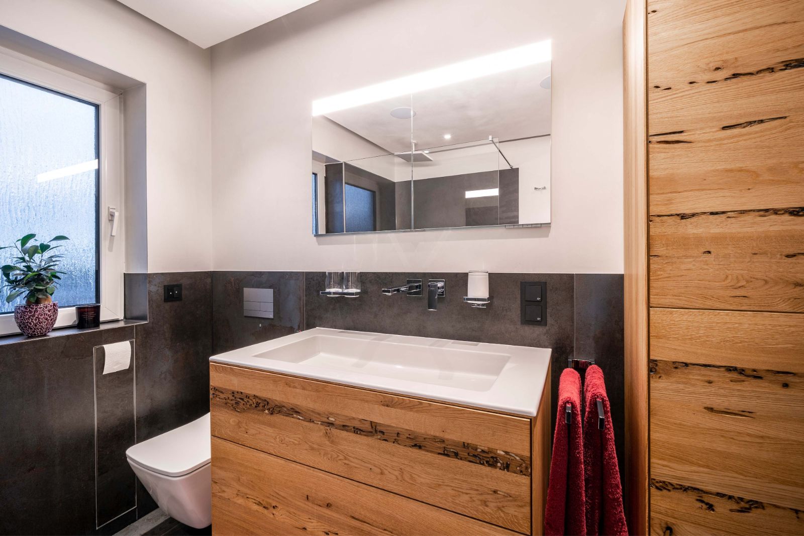 Badsanierung mit Waschtisch aus Venezianischem Holz, Trebur